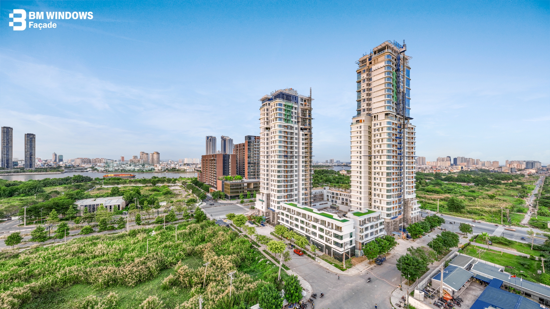 The Thủ Thiêm Zeit River gradually unveils its distinctive ...