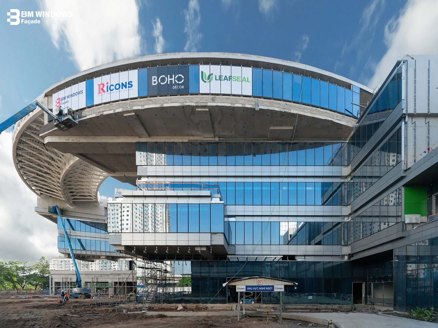 The unique facade details of Dwight School | BM Windows