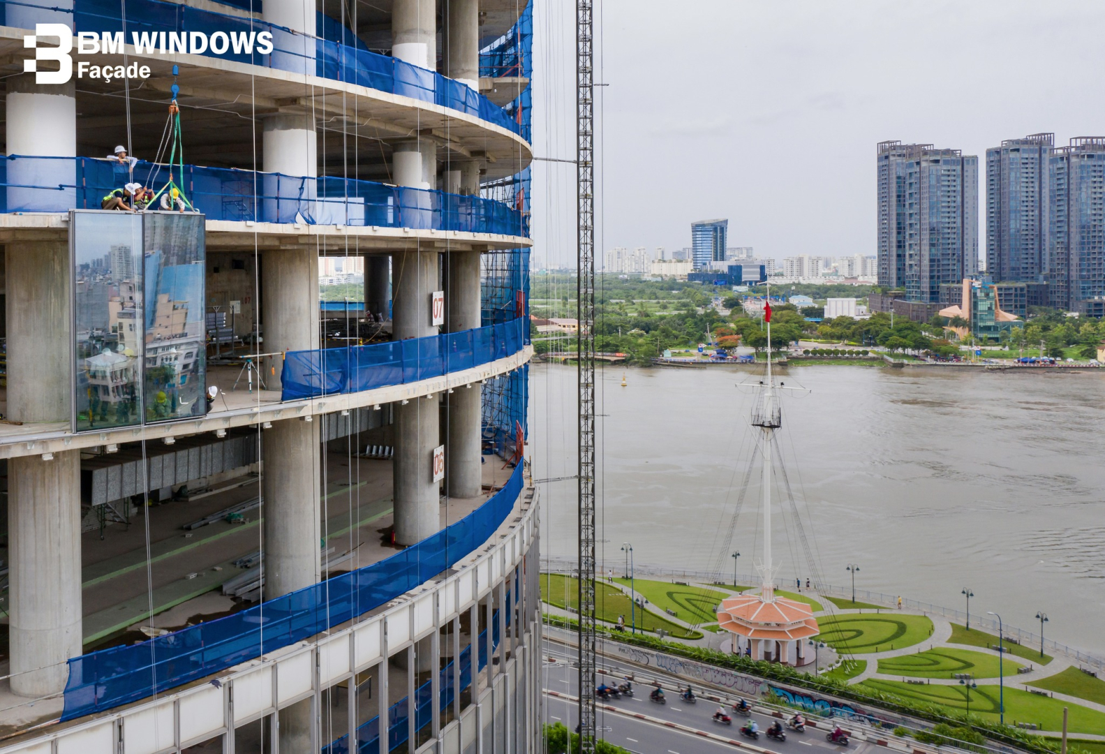 Panel đầu tiên của IFC ONE Sài Gòn được lắp đặt