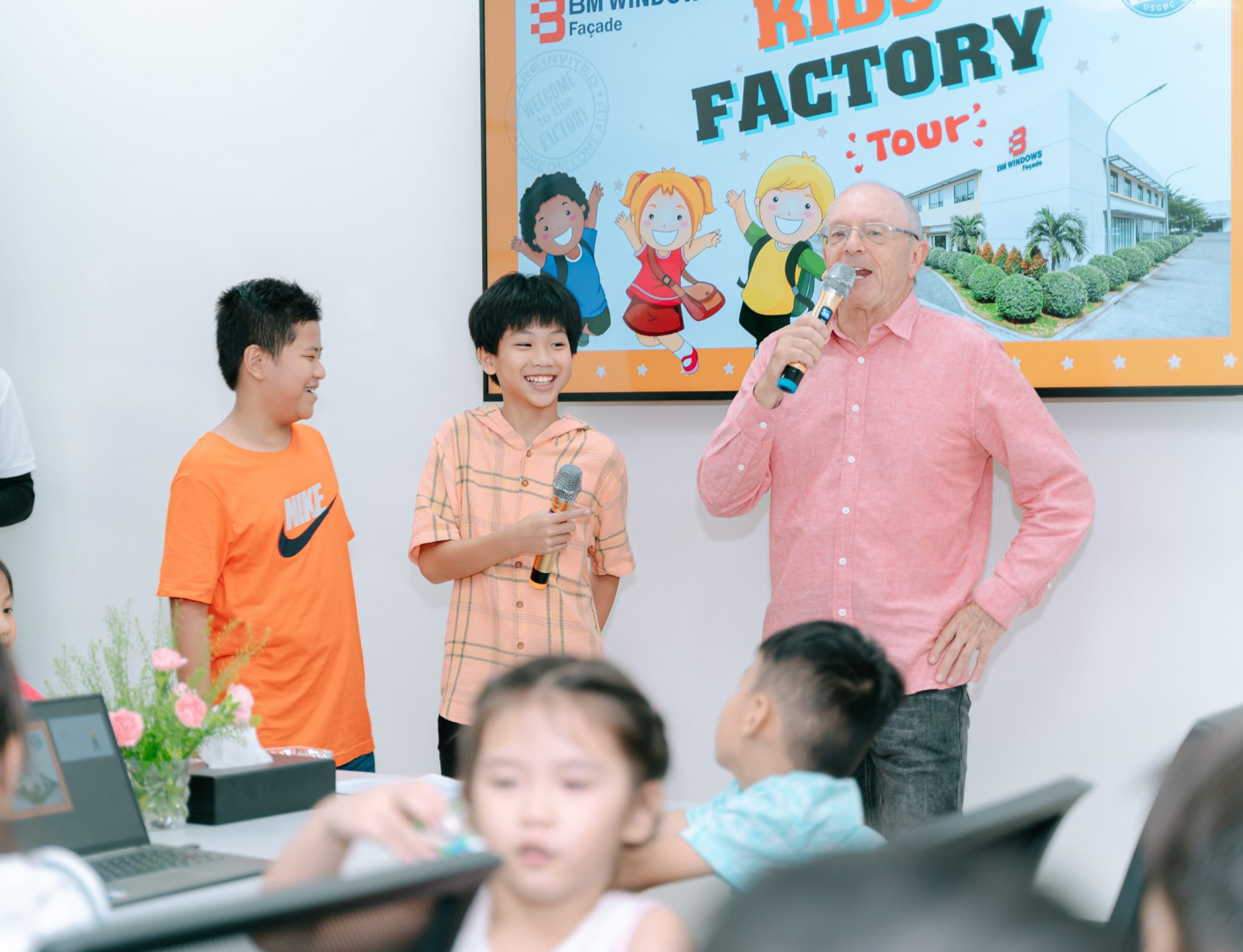 Chuyến xe buýt "Kid's Factory Tour" tiếp tục lăn bánh